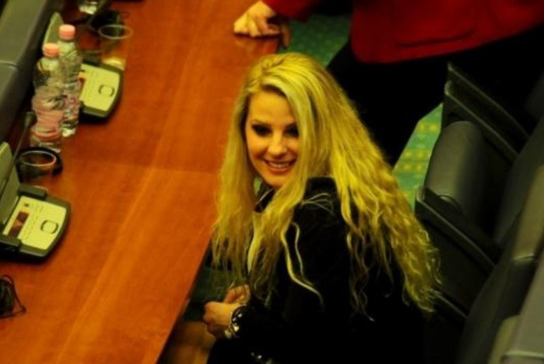 Mbulohet me shami për Ramazan deputetja e famshme e Kosovës (FOTO ...